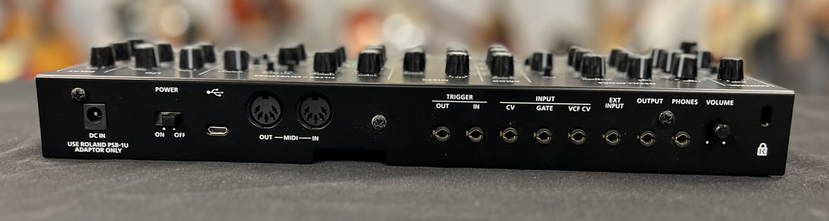 Roland Boutique SE-02 Analog Synthesizer – Empire Guitars